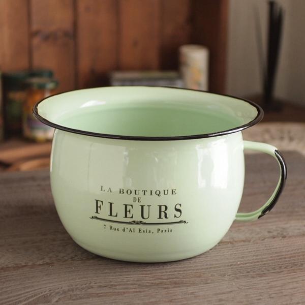 どこか可愛らしい雰囲気を醸し出す、フルール エメラルド ハンドルボウルです。清潔感あふれるエメラルドグリーンのデザインが特徴的で、おしゃれさが際立ちます。ガーデニングやインテリアとしても大活躍します。実用性とデザイン性を兼ね備えたフルールエ...