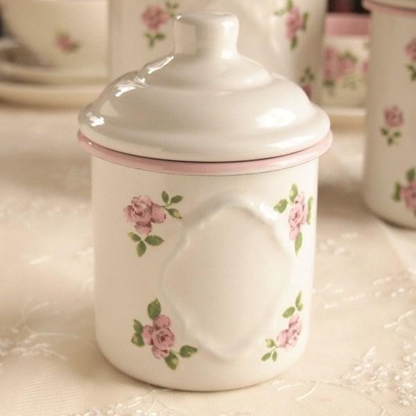 ローズのリースとこぼれ落ちたたくさんのローズ♪シックで落ち着いた色合いは、大人のキッチンにぴったり！ふち取りは柔らかい印象のピンク♪アンティーク調の風合いがとても素敵です。文字シールがついていますので、お好きなシールを切り取って貼ってくださ...