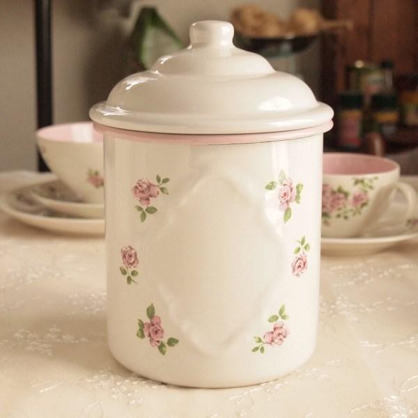 ローズのリースとこぼれ落ちたたくさんのローズ♪シックで落ち着いた色合いは、大人のキッチンにぴったり！ふち取りは柔らかい印象のピンク♪アンティーク調の風合いがとても素敵です。文字シールがついていますので、お好きなシールを切り取って貼ってくださ...