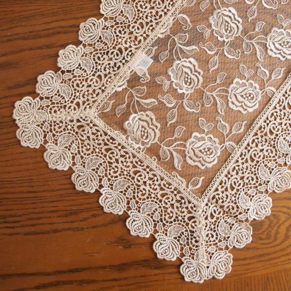 クラシックな雰囲気を演出！高級感たっぷりの、華やかなテーブルセンターです♪花瓶敷きとして、またスープ皿の下に敷きこんだり。上に飾る小物と一緒に楽しんでください♪素材：ポリエステル100%サイズ：40cm×90cmカントリー雑貨、アンティーク...