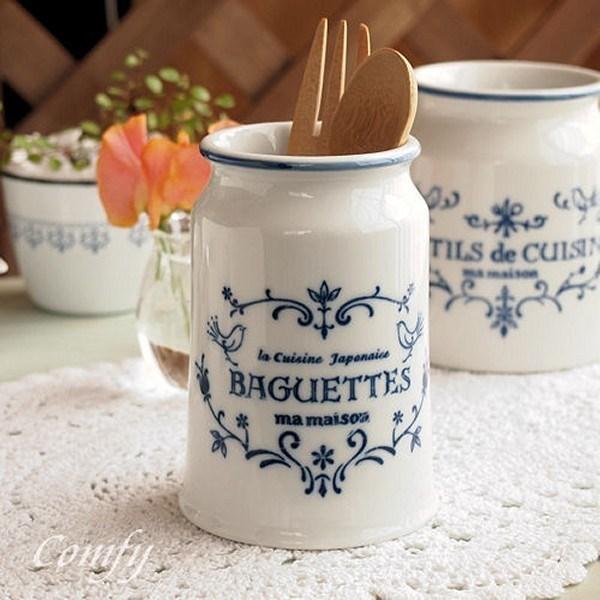 まるでフランスのお家にお邪魔しているような、そんな憧れのシーンを演出する「キュジーヌシリーズ」。透明感のある白い肌に、爽やかでクラシカルなネイビーブルーの絵模様とフランス語の文字が素敵！このフリーポットには「le Cuisine Japan...