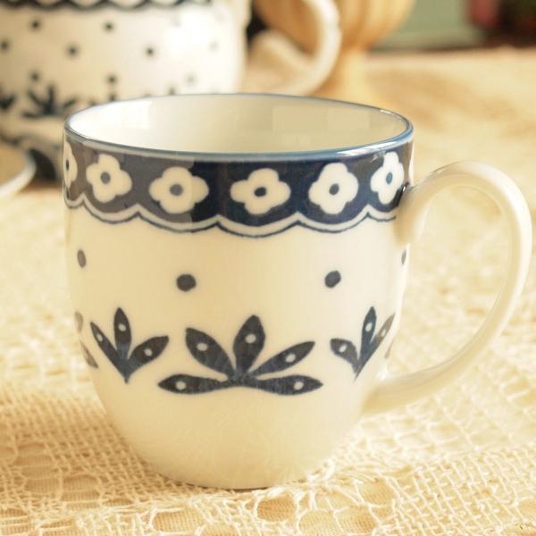 コーヒータイムが楽しくなりそうな、とってもかわいい北欧柄のマグカップ！大人可愛い水玉模様とリーフの模様は、心の中まで温まりそうですね！手の中にしっくりフィットする、使いやすい大きさとシェイプ。安心感のあるマグで、朝ごはんからナイトタイムまで...