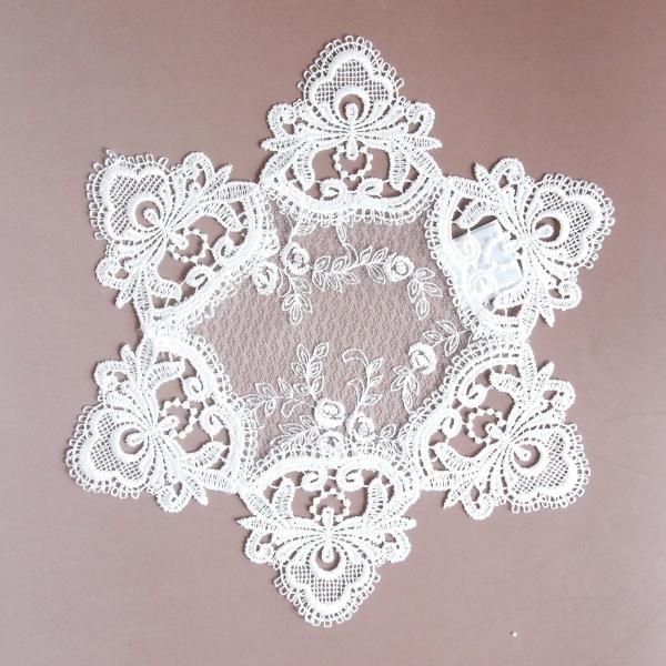 ◆ナチュラルレースの魔法♪◆ゴージャスな雰囲気が素敵なアンティーク調刺繍レース！ちょっとしたスペースにかけるだけで、お部屋がやさしい雰囲気になります。優しく手洗いすれば、美しさ長持ち♪Φ25cm　ポリエステル１００％色：ホワイトカントリー雑...