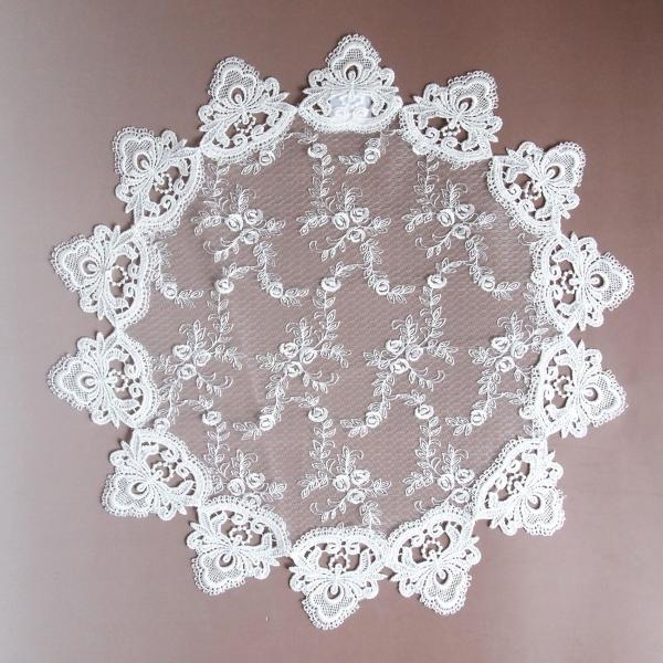 ◆ナチュラルレースの魔法♪◆ゴージャスな雰囲気が素敵なアンティーク調刺繍レース！ちょっとしたスペースにかけるだけで、お部屋がやさしい雰囲気になります。優しく手洗いすれば、美しさ長持ち♪Φ45cm　ポリエステル１００％色：ホワイトカントリー雑...