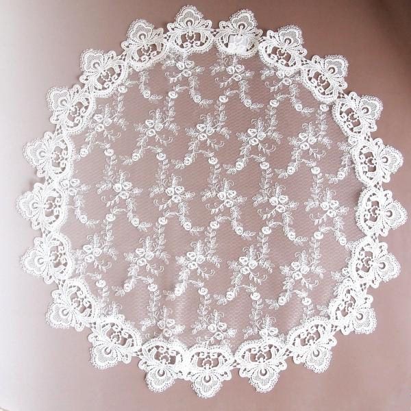 ◆ナチュラルレースの魔法♪◆ゴージャスな雰囲気が素敵なアンティーク調刺繍レース！ちょっとしたスペースにかけるだけで、お部屋がやさしい雰囲気になります。優しく手洗いすれば、美しさ長持ち♪Φ60cm　ポリエステル１００％色：ホワイトカントリー雑...