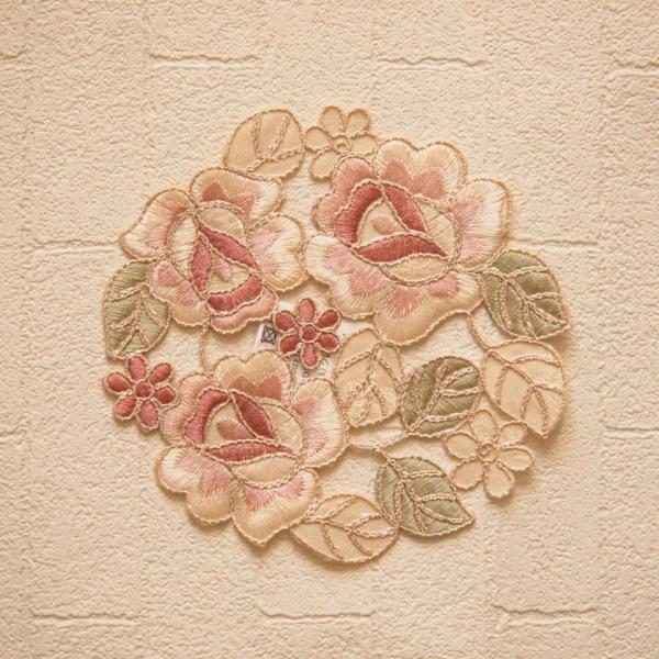 シックなベージュカラーのジャカード地に、渋めのバラ刺しゅうを施された、上品なドイリー♪落ち着いた印象の中に、エレガントさが垣間見える、美しい刺しゅう作品です。色糸のバランスを何度も調整し試作を重ね、コード刺繍で立体感を持たせた上で手作業のカ...