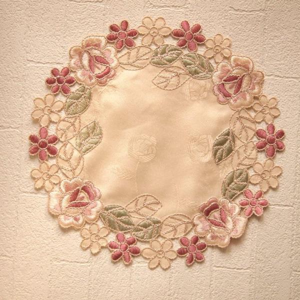 シックなベージュカラーのジャカード地に、渋めのバラ刺しゅうを施された、上品なドイリー♪落ち着いた印象の中に、エレガントさが垣間見える、美しい刺しゅう作品です。色糸のバランスを何度も調整し試作を重ね、コード刺繍で立体感を持たせた上で手作業のカ...