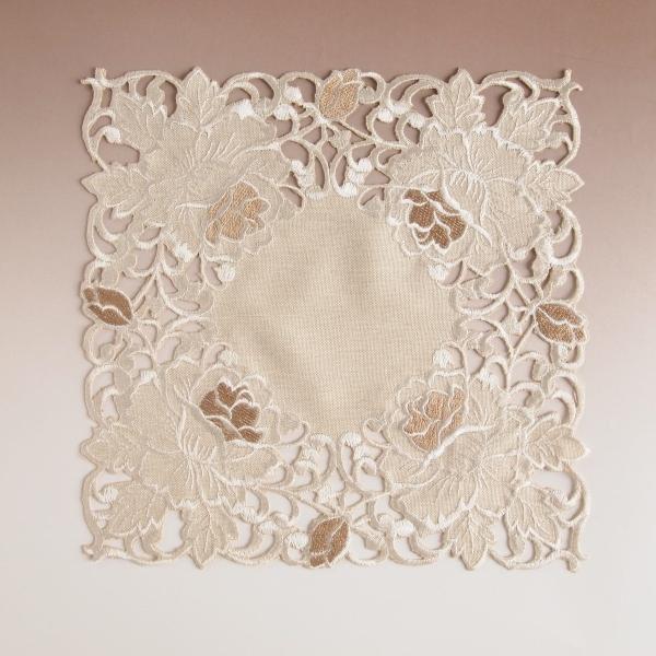 アンティーク調ベージュのバラのドイリーです♪職人技が映えるカービングローズ！高級感に溢れています。生地にははっ水加工が施されています。花瓶敷きなど、上品な空間を作り出してくれます。プチプレゼントにも喜ばれているドイリーです。生地部分：ポリエ...