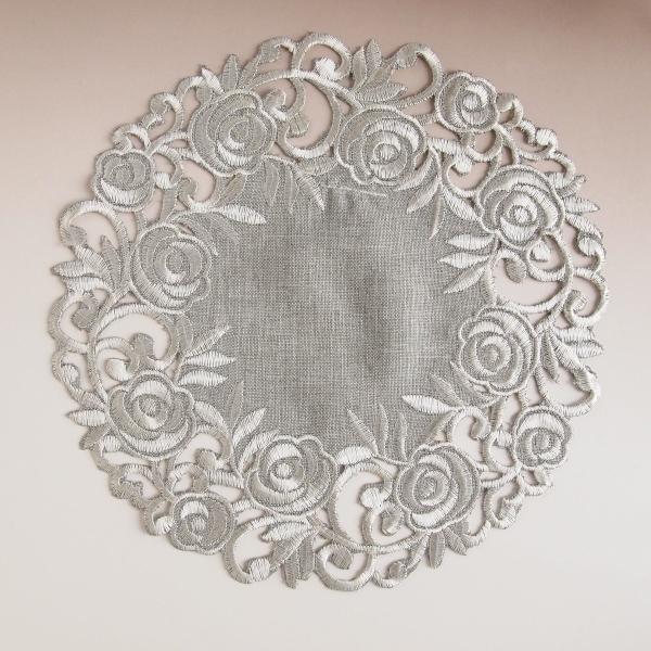 アンティーク調のバラのドイリーです♪職人技が映えるカービングローズ！高級感に溢れています。生地にははっ水加工が施されています。花瓶敷きなど、上品な空間を作り出してくれます。プチプレゼントにも喜ばれているドイリーです。生地部分：ポリエステル1...