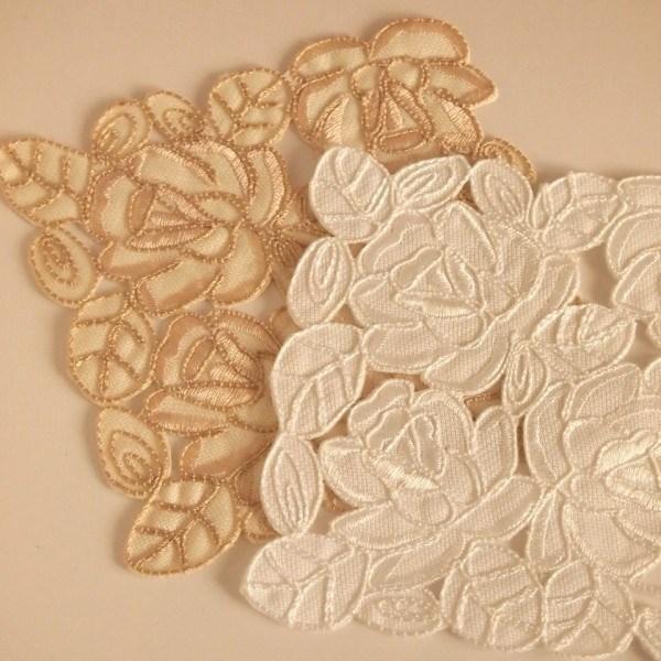 シンプルで上品なコースターです♪葉っぱとバラをかたどった部位には全面コード刺繍が施され、細かいカットワークで仕上がった大変豪華な商品になっています。主張を強くせず、引き立て役に徹してくれるクラシックテイストの大人気商品です♪ポリエステル素材...