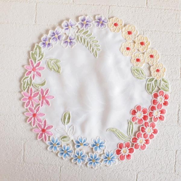 美しい色とりどりのお花の刺繍と、手作業でカットワークを施した、おしゃれなドイリー。お部屋にお花畑が広がります。一輪挿しの花瓶敷き・アップリケ用の手芸材料などなど。プチプレゼントにも喜ばれている素敵なドイリーです。生地部分：ポリエステル100...