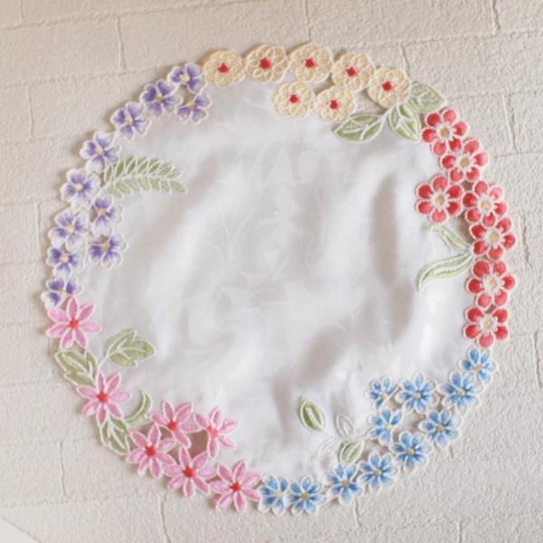 美しい色とりどりのお花の刺繍と、手作業でカットワークを施した、おしゃれなドイリー。お部屋にお花畑が広がります。一輪挿しの花瓶敷き・アップリケ用の手芸材料などなど。プチプレゼントにも喜ばれている素敵なドイリーです。生地部分：ポリエステル100...