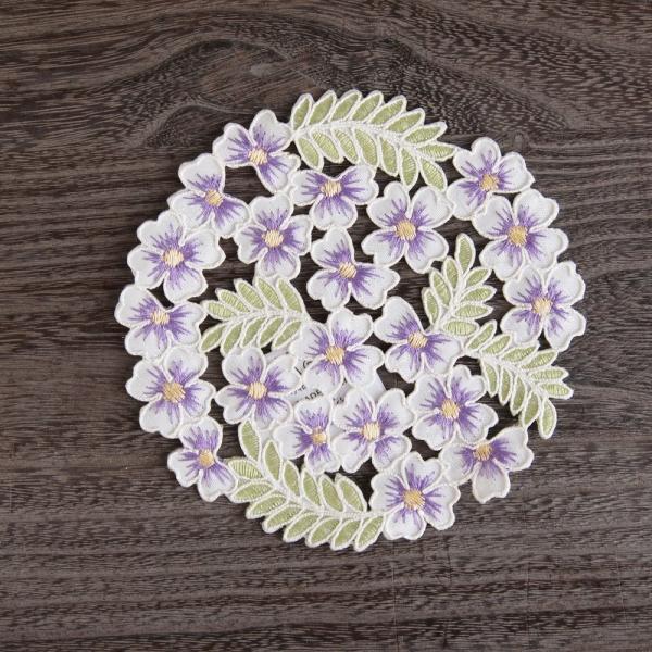 お庭から摘んできたお花を散りばめたような、おしゃれなコースターです。色鮮やかなコード刺繍にカットワークが施されています。テーブルをおしゃれに、華やかに演出してくれます。カップや花瓶のまわりに、お花が咲いたような美しいコースタで、お客様をおも...