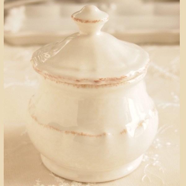 落ち着いた大人のための、ポルトガル食器、コスタ・ノバ！中でも優雅でアンティーク調で人気のインプレッションシリーズ。どっしりとした安心感のある重さ。フチ取りの模様が、独特の雰囲気を醸し出しています。パーティーなどのスペシャルオケージョンはもち...