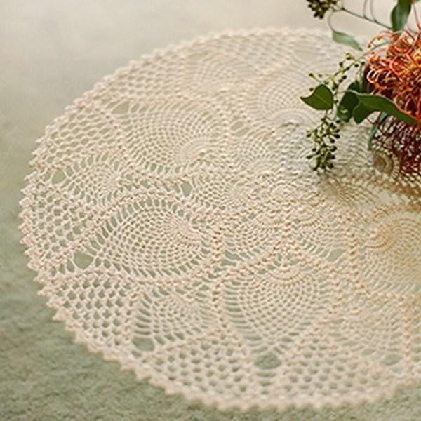 ◆ナチュラルレースの魔法♪◆肌触りが心地よい手編みのナチュラルレース！ちょっとしたスペースにかけるだけで、お部屋がやさしい雰囲気になります。上質感のある繊細な仕上がりが特徴の細糸クロシェ。従来のドイリー糸よりも細い糸を使用して、丁寧に編み込...