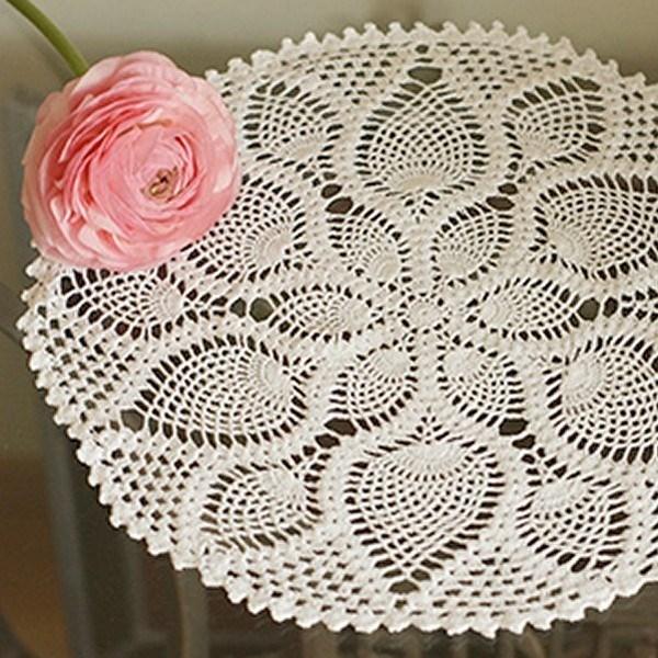 ◆ナチュラルレースの魔法♪◆肌触りが心地よい手編みのナチュラルレース！ちょっとしたスペースにかけるだけで、お部屋がやさしい雰囲気になります。上質感のある繊細な仕上がりが特徴の細糸クロシェ。従来のドイリー糸よりも細い糸を使用して、丁寧に編み込...