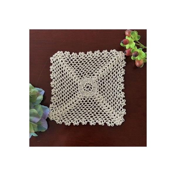 ◆ナチュラルレースの魔法♪◆肌触りが心地よい手編みのナチュラルレース！ちょっとしたスペースにかけるだけで、お部屋がやさしい雰囲気になります。上質感のある繊細な仕上がりが特徴の細糸クロシェ。従来のドイリー糸よりも細い糸を使用して、丁寧に編み込...