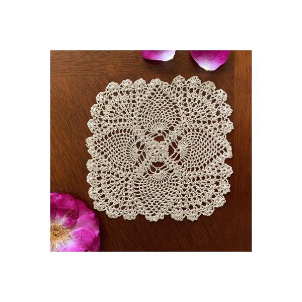 ◆ナチュラルレースの魔法♪◆肌触りが心地よい手編みのナチュラルレース！ちょっとしたスペースにかけるだけで、お部屋がやさしい雰囲気になります。上質感のある繊細な仕上がりが特徴の細糸クロシェ。従来のドイリー糸よりも細い糸を使用して、丁寧に編み込...