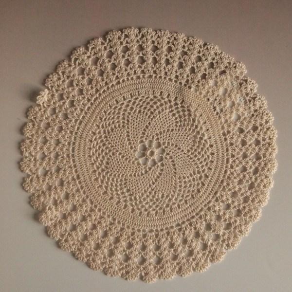 ◆ナチュラルレースの魔法♪◆ゴージャスな雰囲気が素敵な手編みクロッシェレース！ちょっとしたスペースにかけるだけで、お部屋がやさしい雰囲気になります。優しく手洗いすれば、美しさ長持ち♪約Φ18cm　コットン１００％色：ベージュハンドメイドのた...