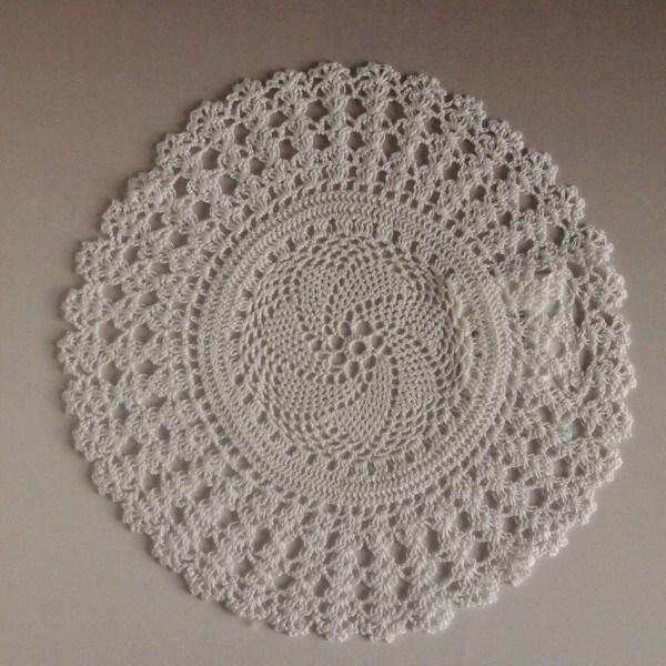 ◆ナチュラルレースの魔法♪◆ゴージャスな雰囲気が素敵な手編みクロッシェレース！ちょっとしたスペースにかけるだけで、お部屋がやさしい雰囲気になります。優しく手洗いすれば、美しさ長持ち♪約Φ18cm　コットン１００％色：ホワイトハンドメイドのた...