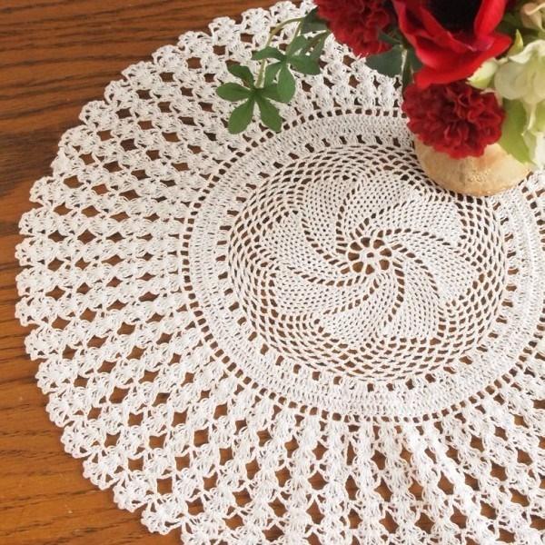 ◆ナチュラルレースの魔法♪◆ゴージャスな雰囲気が素敵な手編みクロッシェレース！ちょっとしたスペースにかけるだけで、お部屋がやさしい雰囲気になります。優しく手洗いすれば、美しさ長持ち♪約Φ30cm　コットン１００％色：ホワイトハンドメイドのた...