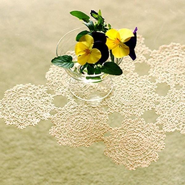 ◆ナチュラルレースの魔法♪◆肌触りが心地よい手編みのナチュラルレース！ちょっとしたスペースにかけるだけで、お部屋がやさしい雰囲気になります。上質感のある繊細な仕上がりが特徴の細糸クロシェ。従来のドイリー糸よりも細い糸を使用して、丁寧に編み込...