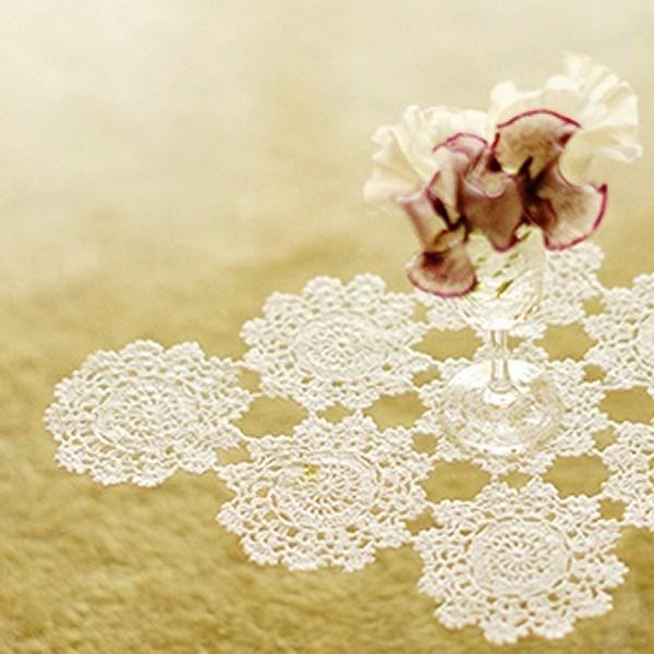 ◆ナチュラルレースの魔法♪◆肌触りが心地よい手編みのナチュラルレース！ちょっとしたスペースにかけるだけで、お部屋がやさしい雰囲気になります。上質感のある繊細な仕上がりが特徴の細糸クロシェ。従来のドイリー糸よりも細い糸を使用して、丁寧に編み込...