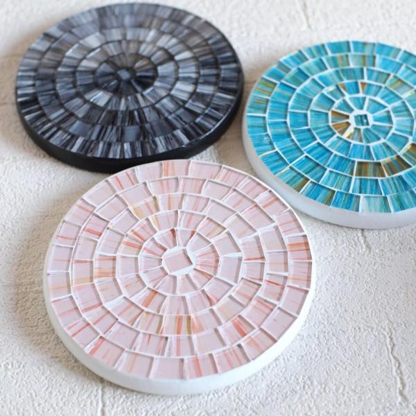 自然な風合いを楽しめる、手作りのモザイクガラスコースター。３色の組み合わせで、さりげないテーブルアクセントになります。手仕事で丁寧に作られ、そのため一つ一つの模様が微妙に異なります。この個性的な風合いは、お部屋にナチュラルで涼し気な雰囲気を...