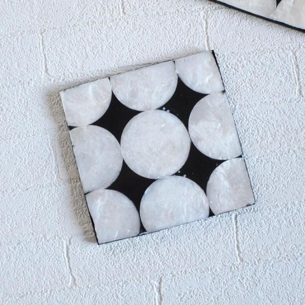 シェルとドットのデザインが魅力的なナチュラルテイストのコースター。モダンで上品な雰囲気を演出するアイテムです。手作りされているため、一つ一つ表情が微妙に違います。お茶やコーヒーを楽しむ際に、テーブルを彩るアクセントとして最適です。生活空間に...