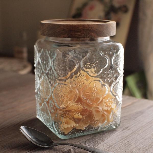 レトロな雰囲気が魅力のガラスキャニスターLサイズ。クッキーやコーヒー豆、パスタなどを入れて、見せる収納が楽しめます。木蓋との組み合わせがナチュラルで、あたたかみのある空間を演出。シリコンパッキン付きでしっかり密閉でき、食材保存にも安心。中身...