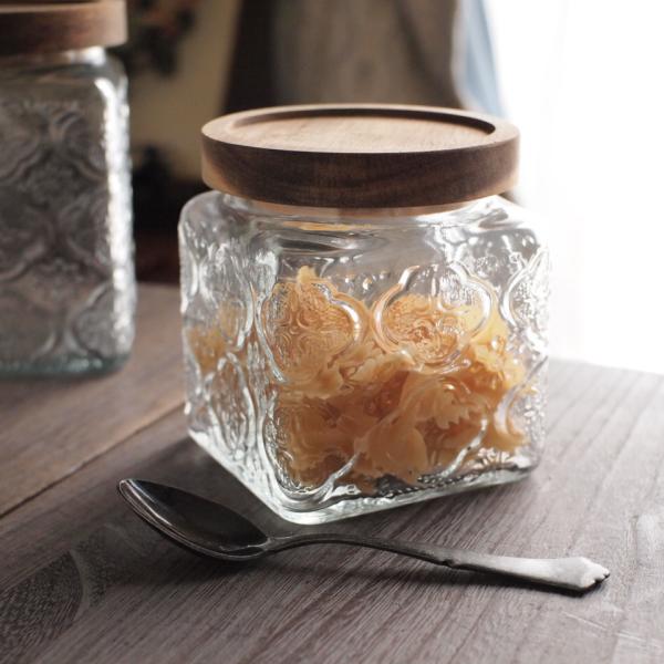 レトロな雰囲気が魅力のガラスキャニスターSサイズ。クッキーやキャンディ、砂糖などを入れて、見せる収納が楽しめます。木蓋との組み合わせがナチュラルで、あたたかみのある空間を演出。シリコンパッキン付きでしっかり密閉でき、食材保存にも安心。中身が...