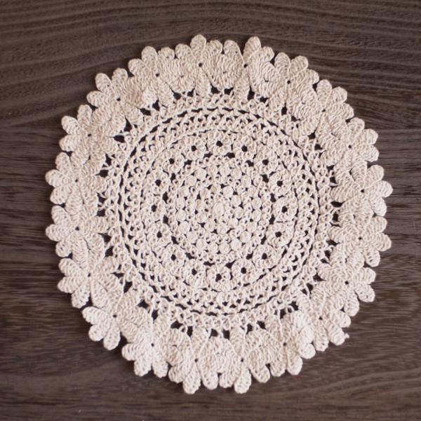花瓶敷きやキャンドルマット、小さなテーブルセンターとして使える上品なレースドイリーです。おしゃれで優雅な雰囲気が魅力の、レース　ドイリー　オルタンシア　S　ベージュです！  手編み風のデザインがアンティーク調で、どんなインテリアにも調和し、...