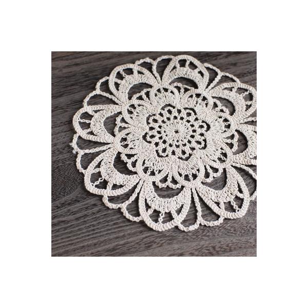 ナチュラルで上品なジニアドイリーです。花瓶や小物を置くのにぴったりで、テーブルや棚を華やかに彩ります。Φ20cmとΦ25cmの2サイズをご用意。コットン100％、マシンメイドで手軽に使えます。用途やお好みに合わせて、ぴったりのサイズをお選び...