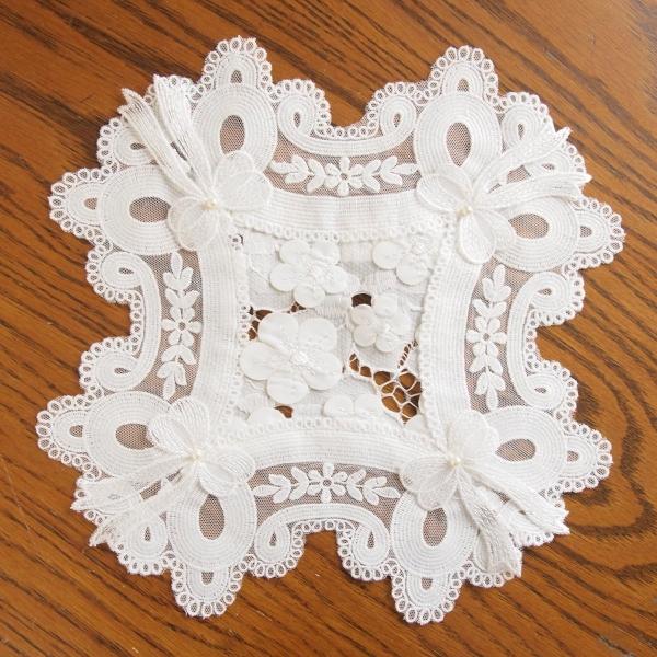 ◆ナチュラルレースの魔法♪◆ゴージャスな雰囲気が素敵なアンティーク調レース！ちょっとしたスペースにかけるだけで、お部屋がやさしい雰囲気になります。たくさんの小さなお花のモチーフを、一枚一枚重ねて縫い合わせた、ロマンティックなドイリーです。可...