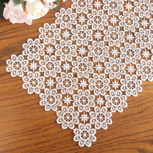 クラシックな雰囲気を演出！高級感たっぷりの、華やかなテーブルセンターです♪花瓶敷きとして、またスープ皿の下に敷きこんだり。上に飾る小物と一緒に楽しんでください♪素材：ポリエステル100%サイズ：25cm×34cmカントリー雑貨、アンティーク...