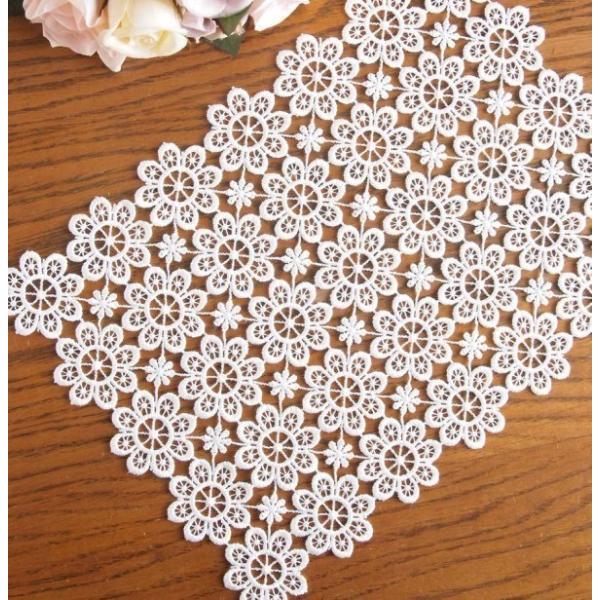 クラシックな雰囲気を演出！高級感たっぷりの、華やかなテーブルセンターです♪花瓶敷きとして、またスープ皿の下に敷きこんだり。上に飾る小物と一緒に楽しんでください♪素材：ポリエステル100%サイズ：25cm×34cmカントリー雑貨、アンティーク...