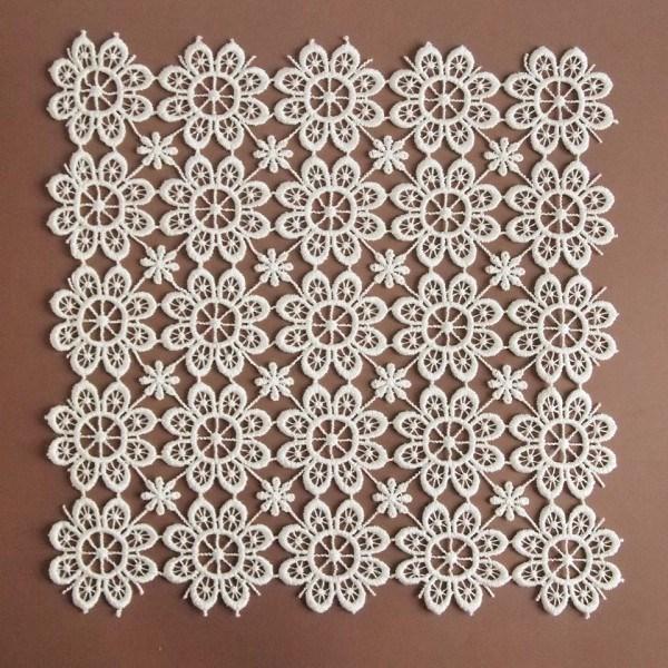 クラシックな雰囲気を演出！高級感たっぷりの、華やかなテーブルセンターです♪花瓶敷きとして、またスープ皿の下に敷きこんだり。上に飾る小物と一緒に楽しんでください♪素材：ポリエステル100%サイズ：25cm×25cmカントリー雑貨、アンティーク...