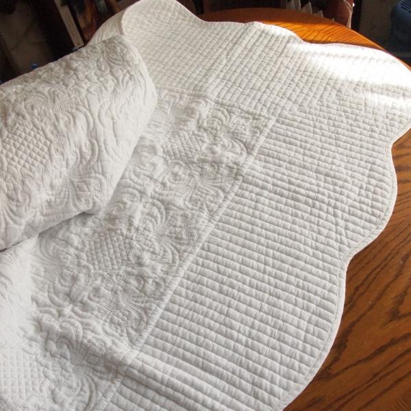 ナチュラルな雰囲気が魅力のホワイトキルトマルチカバー。やさしい白色が空間を明るくし、どんなインテリアにも自然になじみます。140×200cmの大きめサイズで、ソファーカバーやベッドカバーなど幅広く活躍。かけるだけでお部屋の印象を手軽に変えら...