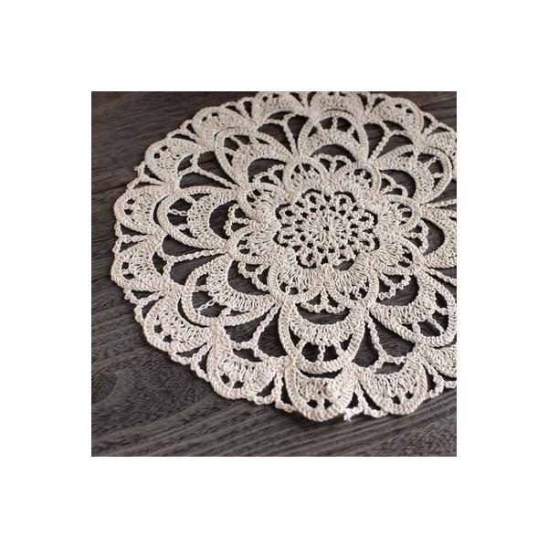 ナチュラルで上品なジニアドイリーです。花瓶や小物を置くのにぴったりで、テーブルや棚を華やかに彩ります。Φ20cmとΦ25cmの2サイズをご用意。コットン100％、マシンメイドで手軽に使えます。用途やお好みに合わせて、ぴったりのサイズをお選び...