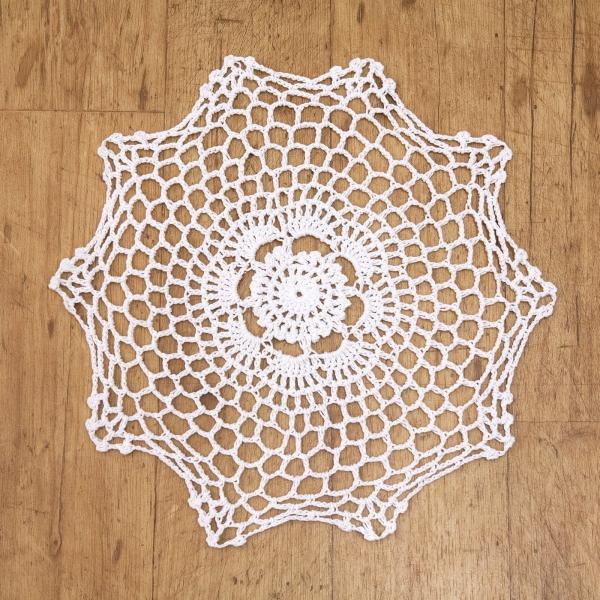 ◆ナチュラルレースの魔法♪◆ナチュラルな雰囲気が素敵な手編みクロッシェレース！ちょっとしたスペースにかけるだけで、お部屋がやさしい雰囲気になります。ざっくり太糸で編まれたドイリーは、パイン材などカントリー家具との相性バッチリ！バスケットカバ...