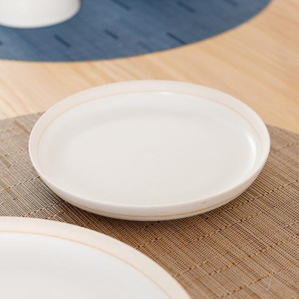 ■商品仕様□商品番号“hiiro / ヒイロ”くも プレートM(φ150mm)  / t-k-thi006wh□サイズ   ・φ150mm×H19mm□素材   ・陶磁器□備考   ・サイズに多少の誤差がある場合がございます。   ・ご覧頂...