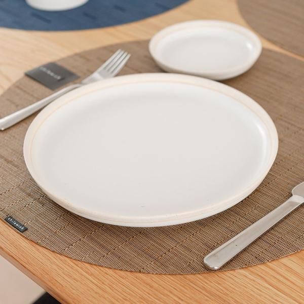 ■商品仕様□商品番号“hiiro / ヒイロ”くも プレートL(φ225mm)  / t-k-thi007wh□サイズ   ・φ225mm×H19mm□素材   ・陶磁器□備考   ・サイズに多少の誤差がある場合がございます。   ・ご覧頂...