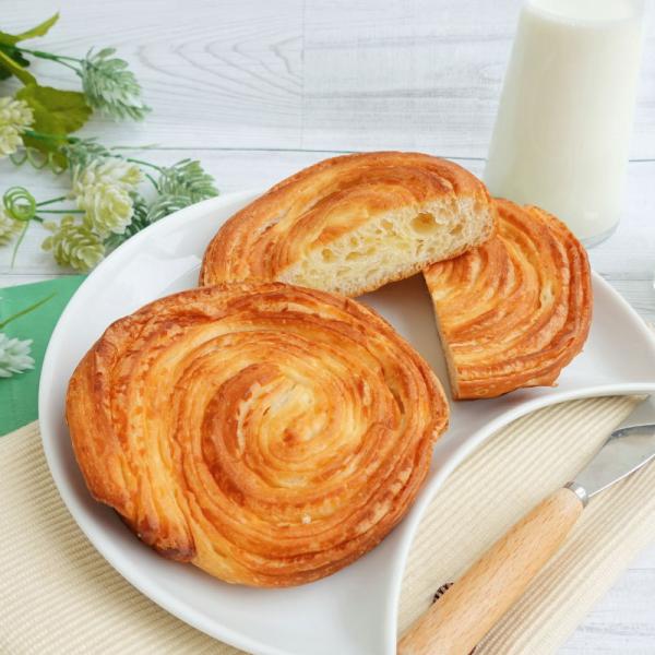 ミルク風味の生地にミルク入りシートを折り込んだ、風味豊かなしっとりデニッシュ。■入数：1ケース18個入り■製品重量：約72g/1個■賞味期間：製造日より60日(※出荷時に賞味期間［残40日］以上の商品をお出しいたします。表示日数にはお届けに...
