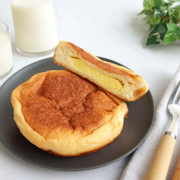 ミルク風味のなめらかなクリームを包み焼き上げました。■入数：1ケース18個入り■製品重量：約100g/1個■賞味期間：製造日より60日(※出荷時に賞味期間［残40日］以上の商品をお出しいたします。表示日数にはお届けに必要な日数も含まれており...