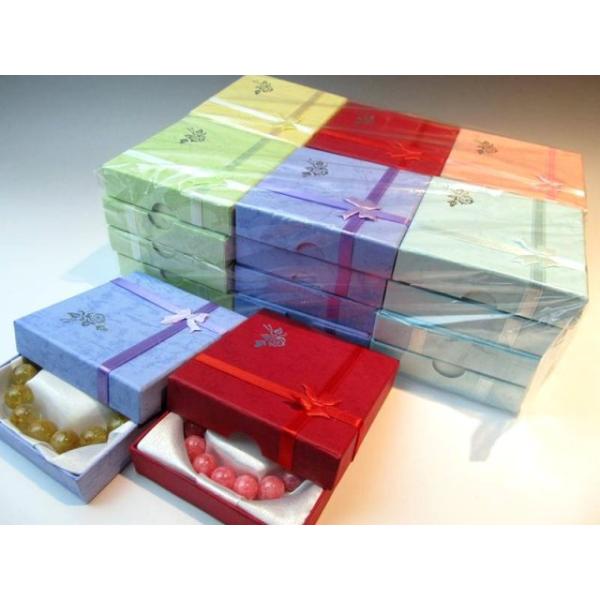 ■サイズ・重さなど：9cm×9cm 厚さ 約 2cm。(サイズは、外寸です。)最大で約14mm 15珠のブレスレットが収納可能です。■商品説明：ブレス用化粧、一般的なブレスにピッタリのMサイズ。 必需品ですね！激安！ブレス用化粧箱、各色1個...