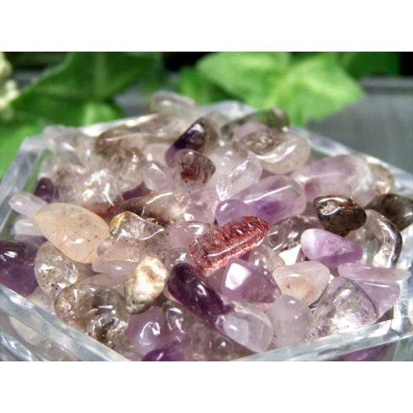 ■サイズ・重さなど：約200g(粒サイズ 【約4mm-12mm】)■産地・原産国：ブラジル産■名称など：スーパーセブン■商品説明：限定入荷！天然石ブレスを作る際に出る原石のかけらを利用して作られた貴重なさざれ石です！さざれとしてはあまり出回...