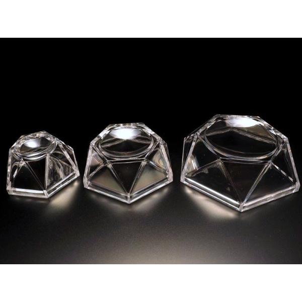 ■サイズ・重さなど：サイズ:Sサイズ 最大直径45mm×高さ21mmプラスチック台座■商品説明：直輸入商品の為、激安で頑張ります。Sサイズ 丸玉用 プラスチック台座大人気の天然石丸玉用のプラスチック台座が入荷いたしました！！30ミリ-50ミ...