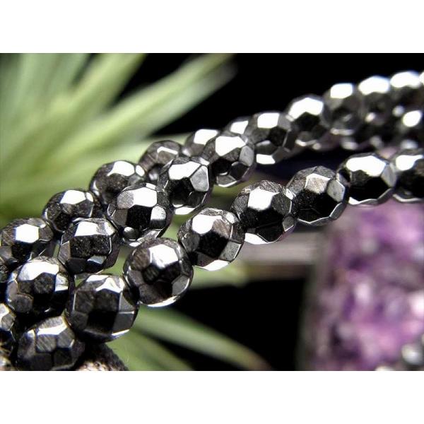 ■サイズ・重さなど：4ミリ前後(3.5-4.5ミリの範囲) 約37-39cm大量の場合は、気軽にお問い合わせ下さい!■産地・原産国：ブラジル産■名称など：ヘマタイト【赤鉄鉱】32面カット■商品説明：ヘマタイト 32面カットずっしりとした重み...