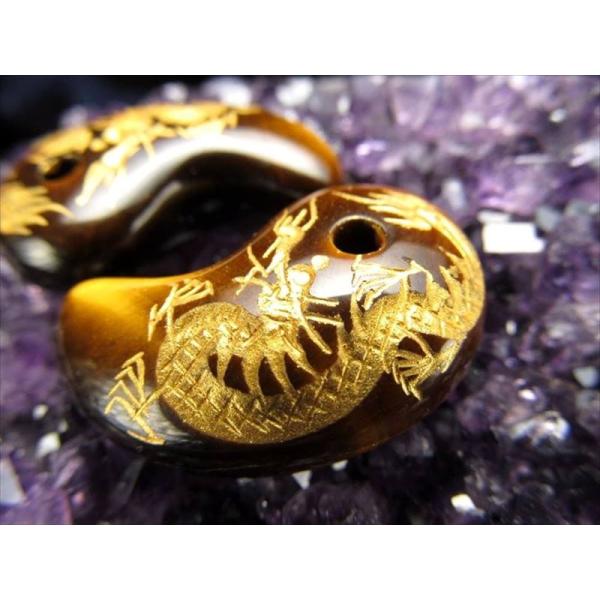 ■サイズ：縦約30mm×横約20mm。■産地・原産国：南アフリカ産■グレードなど：-■名称など：-■商品説明：魔除けのお守りとして人気の勾玉に、龍彫りタイプが入荷しました！！三種の神器の一つとして伝わる勾玉は、古来より呪術などに用いられてき...