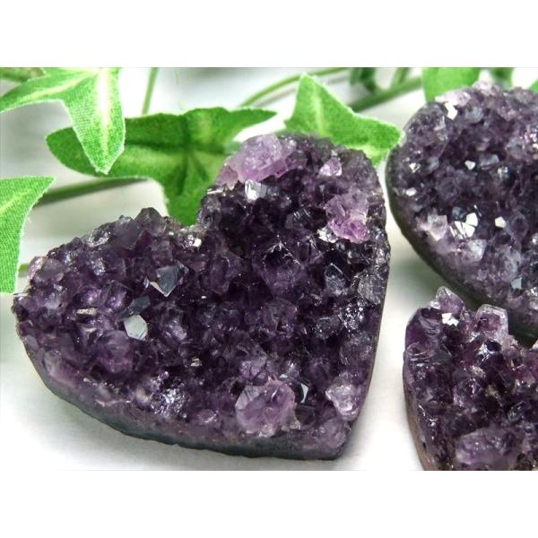 ■サイズ・重さなど：重さ約40g-60gの1個売り。目安:46gで幅53mm、76gで幅59mm。■産地・原産国：ウルグアイ産■グレードなど：5A■名称など：アメジスト【紫水晶】ハート型■商品説明：アメジスト ハート型クラスター毎回品切れ必...